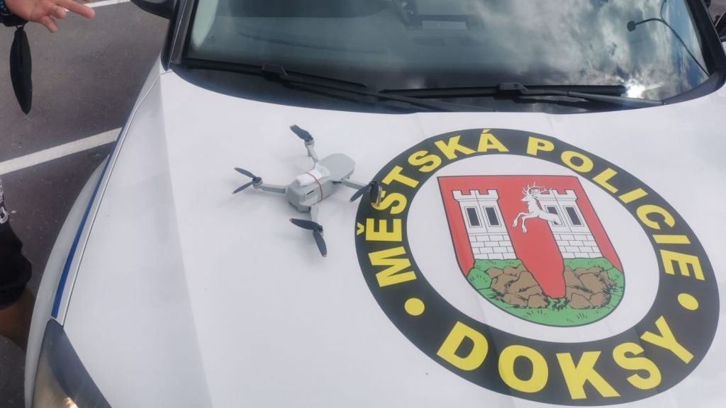 Strážník v Doksech chytil v letu dron s pervitinem - Novinky.cz Strážník v Doksech chytil v letu dron s pervitinem - Novinky.cz